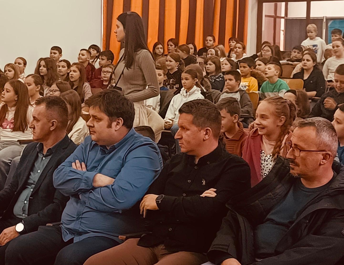 Premijera predstave "Bon-Ton-Ton" :: Osnovna škola "Travnik"
